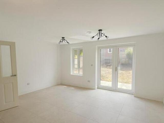 Halford Close, Edgware, 3 Bedroom End