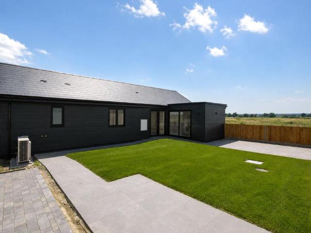 Halfway House Farm, Stanstead Road. 2 bed bungalow to rent £2,250 pcm £519 pw
