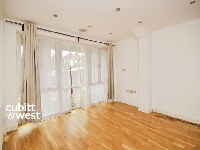 Haling Down Passage, Sanderstead, South Croydon CR2, 2 bed flat to rent, £1,750 pcm | PrimeLocation