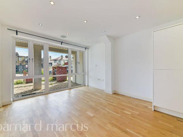 Haling Down Passage, South Croydon CR2, 2 bed maisonette to rent, £1,800 pcm | PrimeLocation