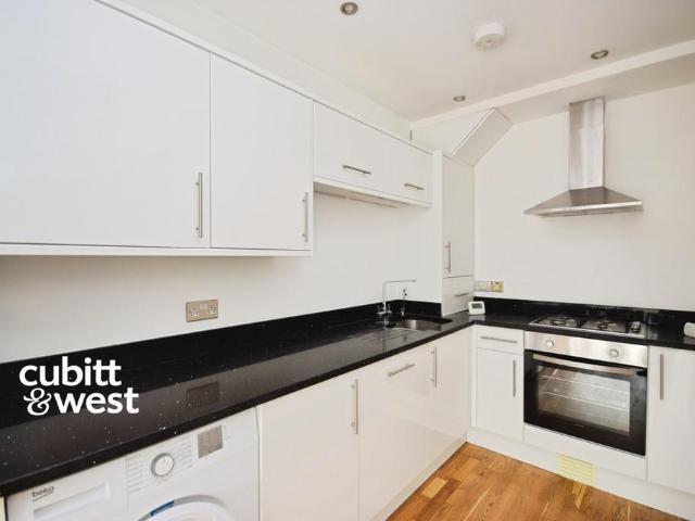 Haling Down Passage, South Croydon CR2 2 bed ground floor flat to rent £1,750 pcm £404 pw