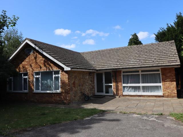 Haling Park Road, South Croydon CR2, 3 bed detached bungalow to rent, £2,200 pcm | PrimeLocation