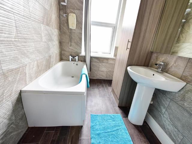 Hall Grove, Hyde Park, Leeds LS6, 1 bed flat to rent, £775 pcm | PrimeLocation