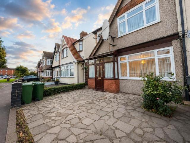 Hall Lane 3 bed property to rent £2,350 pcm £542 pw