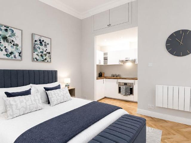 Hallam Street, London W1W Studio to rent £2,557 pcm £590 pw
