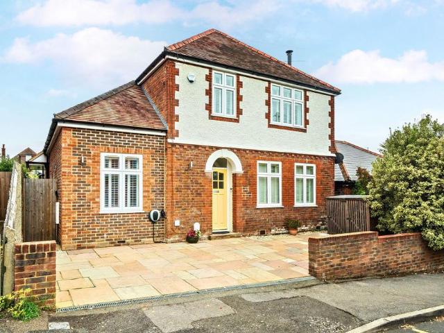 Hallam Road, Godalming GU7 4 bed house to rent £3,750 pcm £865 pw