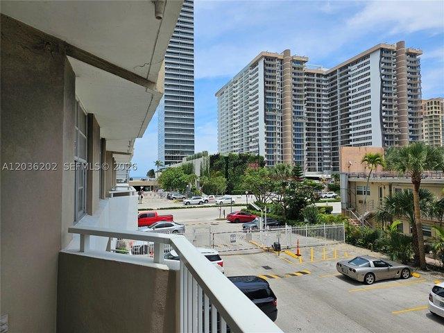 Hallandale Beach, FL 33009