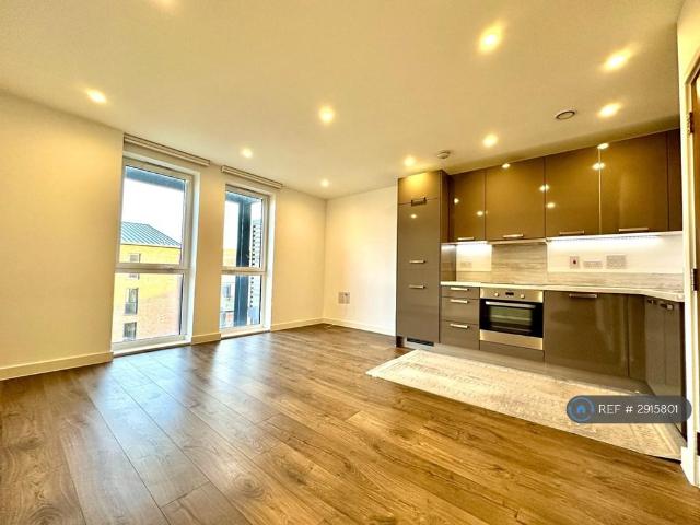 Hallington Court, Edgware, HA8 2 bed flat to rent £2,100 pcm £485 pw