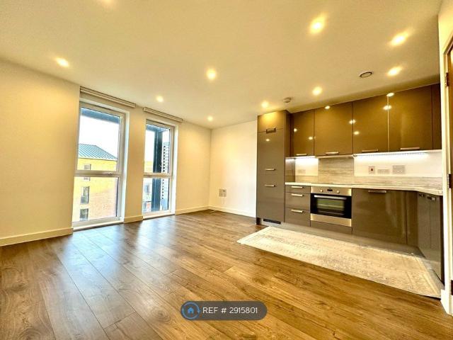 Hallington Court, Edgware HA8, 2 bed flat to rent, £2,150 pcm | PrimeLocation