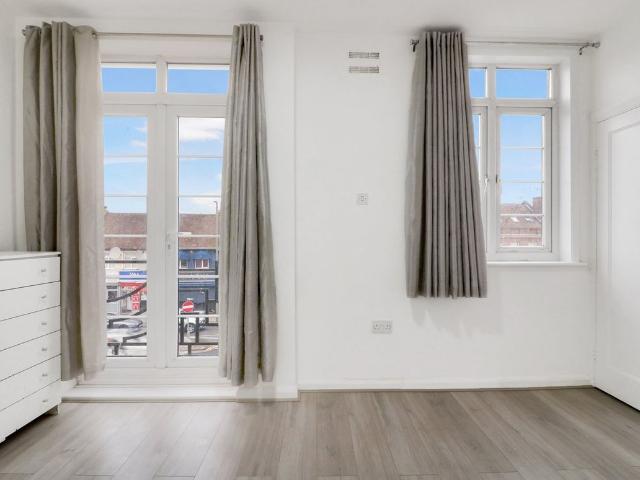 Halliwick Court, Woodhouse Road, London N12, 2 bed flat to rent, £1,800 pcm | PrimeLocation