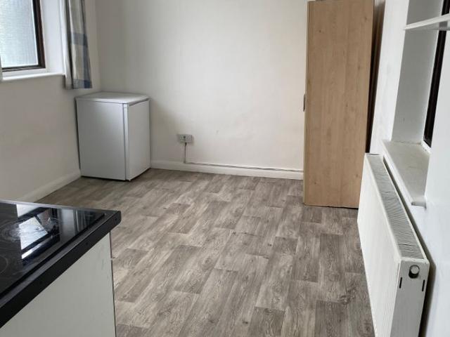 Halls Terrace, Uxbridge Road, Uxbridge UB10, Studio to rent, £850 pcm | PrimeLocation