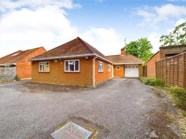 Halls Road, Tilehurst, Reading. 3 bed bungalow to rent £2,250 pcm £519 pw