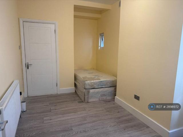 Hallswelle Road, London, NW11 Studio to rent £1,095 pcm £253 pw