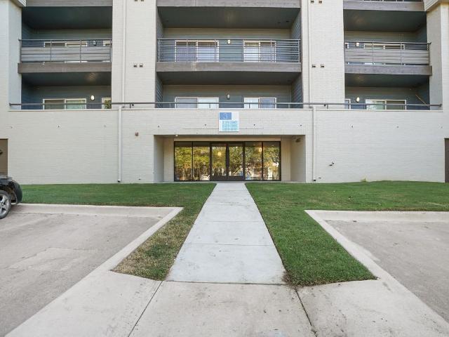 Halston 1 Bedroom Apartment for Rent at 8850 Ferguson Rd, Dallas, TX 75228