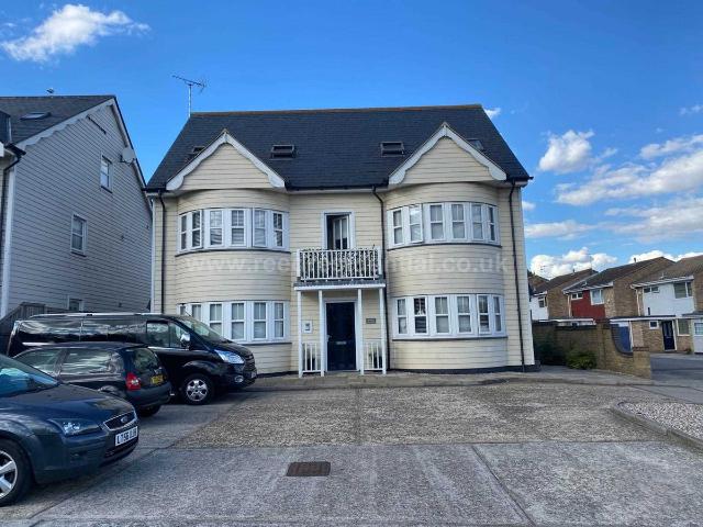 Hart Road, Benfleet SS7, 2 bed penthouse to rent, £1,400 pcm | PrimeLocation