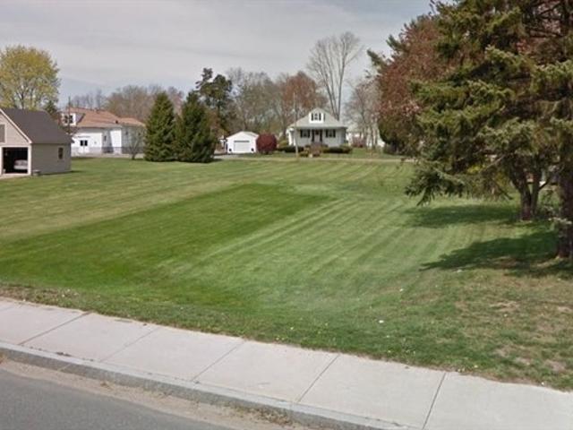 Hart St, Taunton, MA 02780