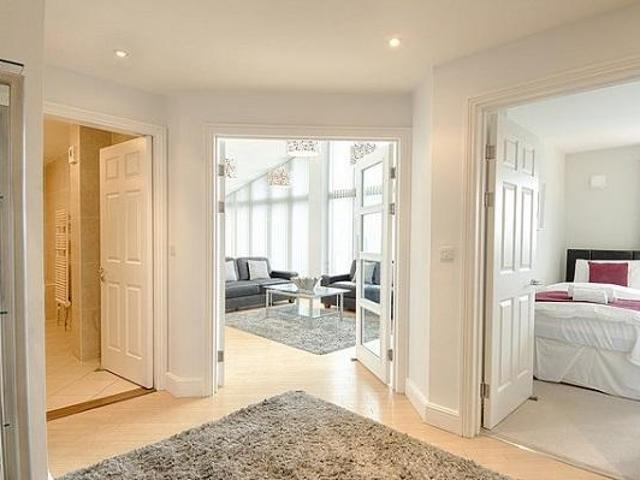 Hartfield Crescent London SW19 1 bed apartment to rent £4,398 pcm £1,015 pw