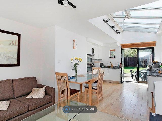 Hartfield Crescent, London SW19, 2 bed flat to rent, £2,950 pcm | PrimeLocation