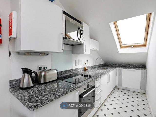 Hartfield Crescent, Wimbledon SW19, 1 bed flat to rent, £2,500 pcm | PrimeLocation