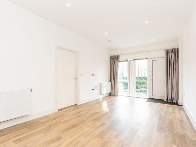 Hartfield Road, Wimbledon, London, SW19 1 bed flat to rent £2,150 pcm £496 pw