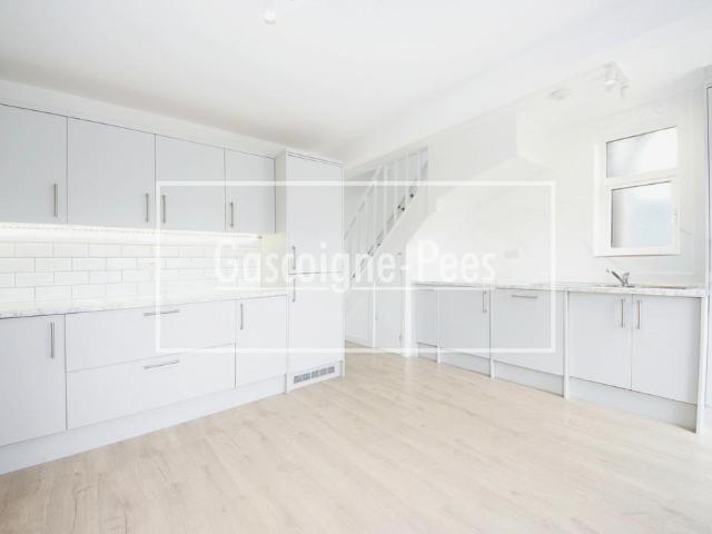 Hartfield Road, Chessington, KT9 3 bed house to rent £2,550 pcm £588 pw