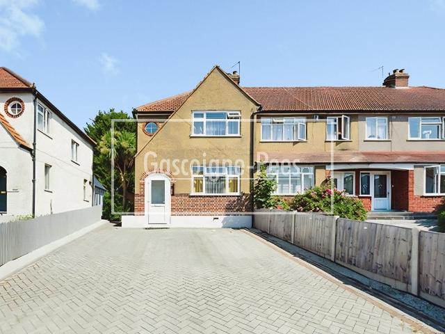 Hartfield Road, Chessington KT9, 3 bed property to rent, £2,500 pcm | PrimeLocation