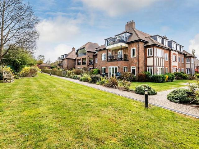 HARTFIELD ROAD, LEATHERHEAD, KT22 3 bed apartment to rent £2,800 pcm £646 pw