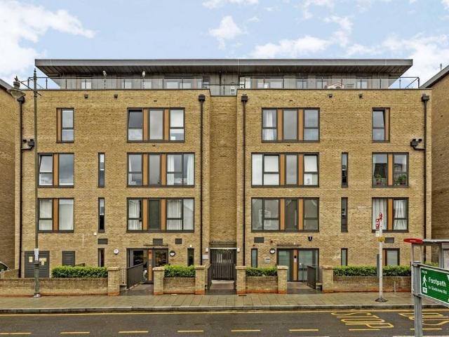 Hartfield Road, London SW19 1 bed flat to rent £2,150 pcm £496 pw