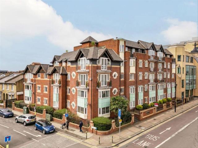 Hartfield Road, London SW19 2 bed flat to rent £2,300 pcm £531 pw