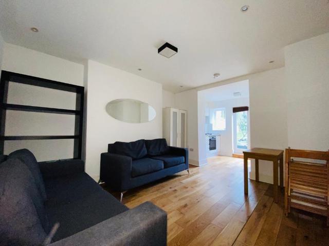 Hartham Road, Holloway 3 bed flat to rent £3,445 pcm £795 pw