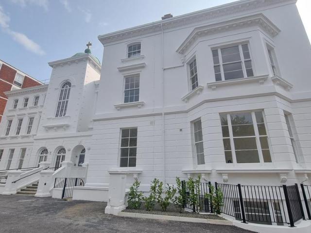 Hartington Place, Eastbourne, BN21 3 bed flat to rent £1,850 pcm £427 pw