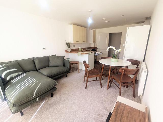 Hartington Road, Altrincham WA14, 2 bed flat to rent, £1,385 pcm | PrimeLocation