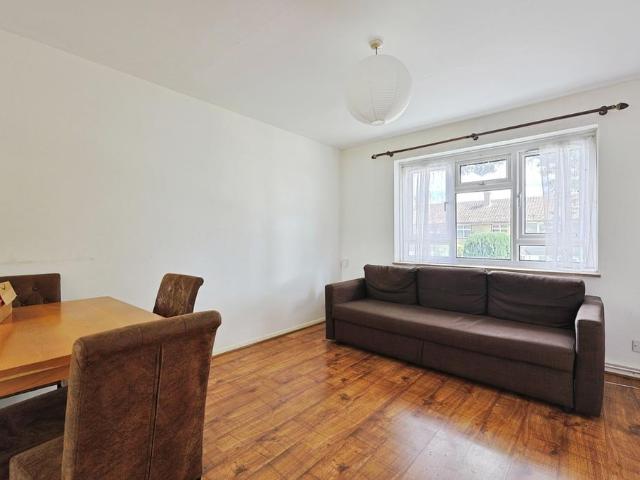 Hartington Road, London, W4 1 bed apartment to rent £1,750 pcm £404 pw