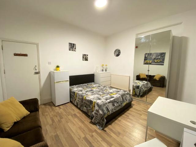 Hartington Road, West Ealing, London W13, Room to rent, £1,100 pcm | PrimeLocation