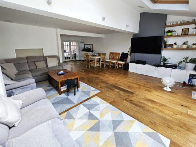 Hartland Close, Addlestone, Surrey, KT15