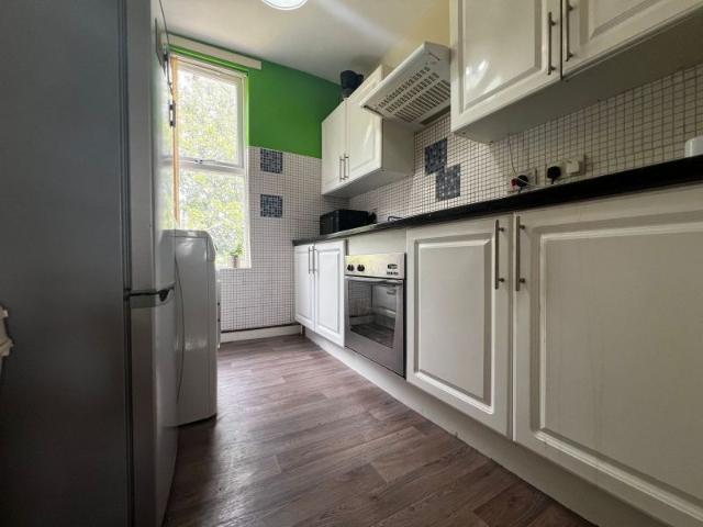 Hartley Avenue F2, Woodhouse, Leeds LS6, 3 bed flat to rent, £1,100 pcm | PrimeLocation