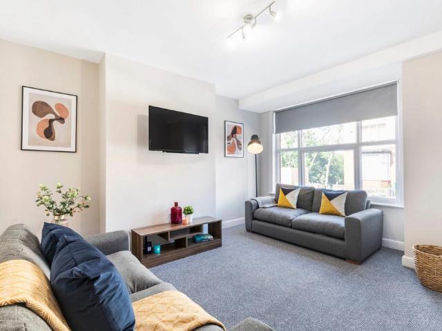 Hartley Avenue, Leeds LS6 6 bed house to rent £3,848 pcm £888 pw