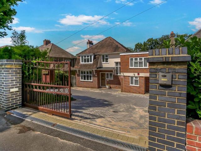 Hartley Down, Purley CR8 3 bed detached house to rent £2,900 pcm £669 pw