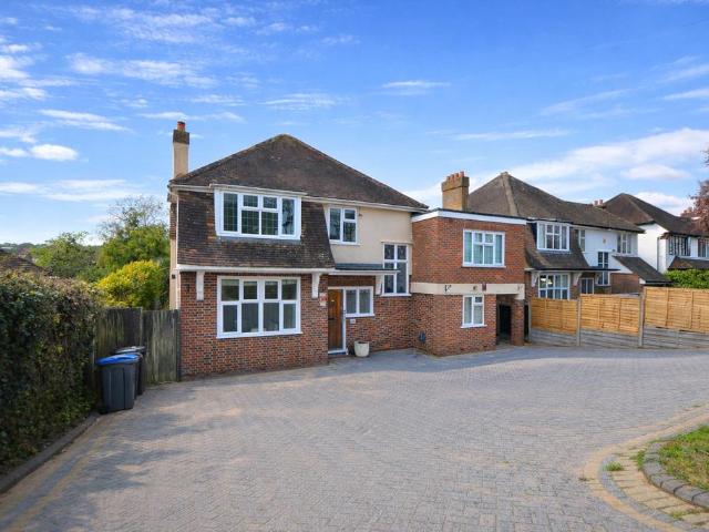Hartley Down, Purley, CR8 3 bed detached house to rent £3,000 pcm £692 pw