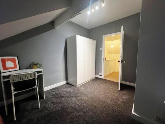 Hartley Grove, Woodhouse, Leeds LS6, Room to rent, £490 pcm | PrimeLocation