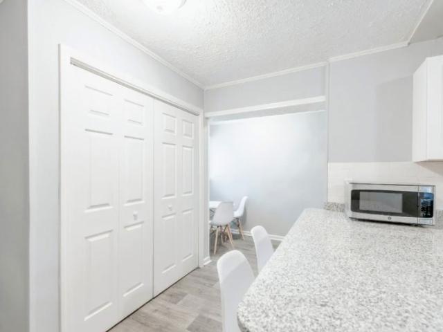 Harvel Homes Home, a 10 minute walk to HamiltonHol