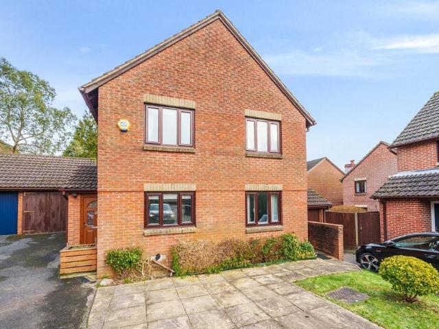 Harvest Close, Hampshire SO22 3 bed detached house to rent £2,250 pcm £519 pw