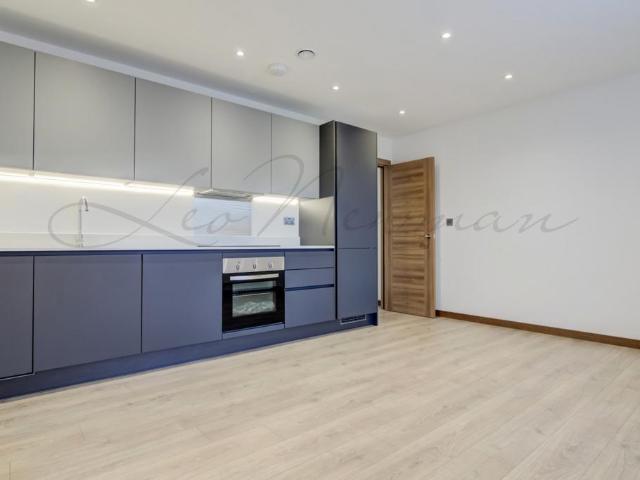Harvest Lane, Thames Ditton 2 bed flat to rent £1,900 pcm £438 pw