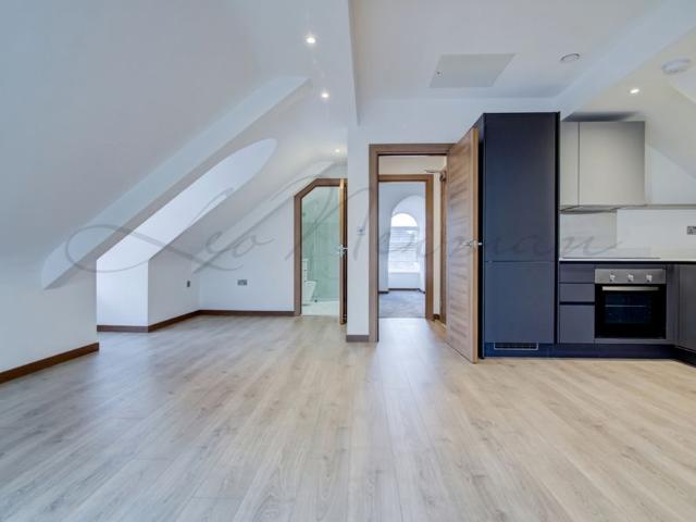 Harvest Lane, Thames Ditton, KT7