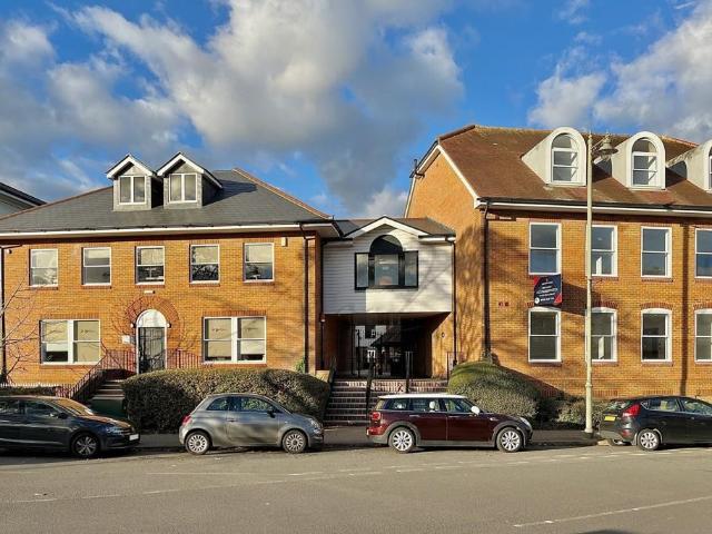 Harvest Lane, Thames Ditton, Surrey, KT7 2 bed flat to rent £2,000 pcm £462 pw