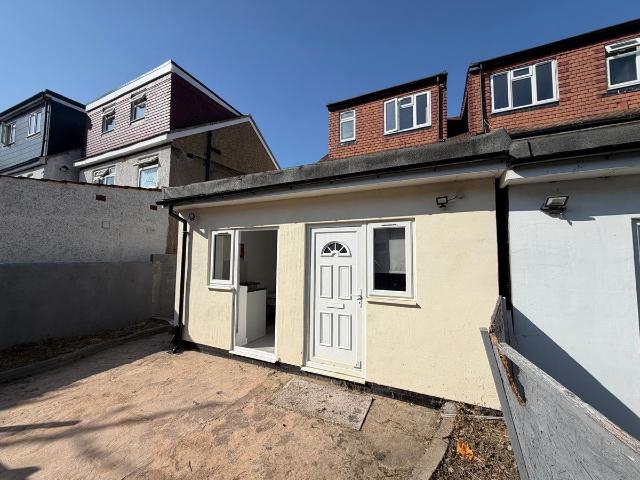 Harvey Road, Hounslow TW4, 6 bed shared accommodation to rent, £5,500 pcm | PrimeLocation