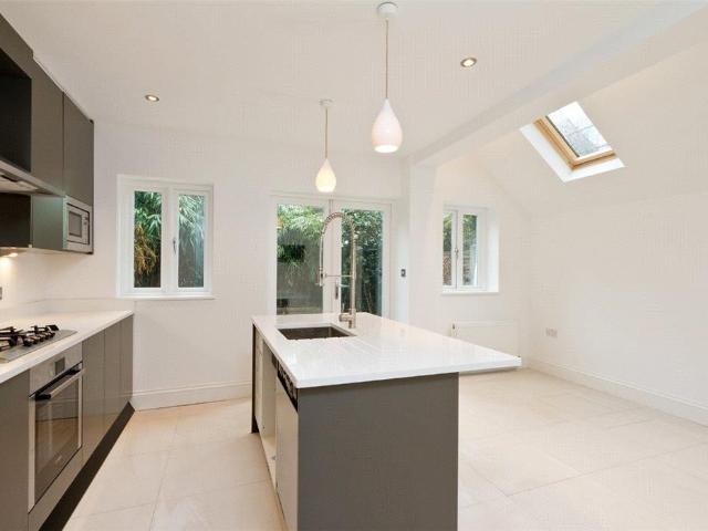 Harwood Road, Fulham, London SW6, 3 bed flat to rent, £4,000 pcm | PrimeLocation