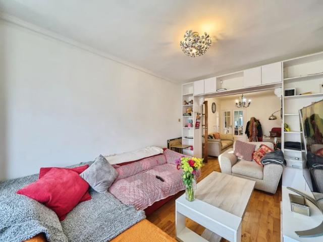 Harwoods Road, Watford
