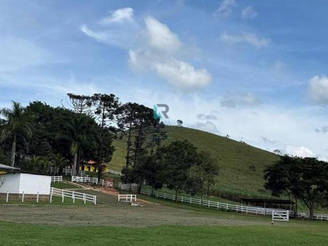 HARAS COMPLETO COM BELAS COSNTRUÇÕES Á VENDA EM LAGOINA SP