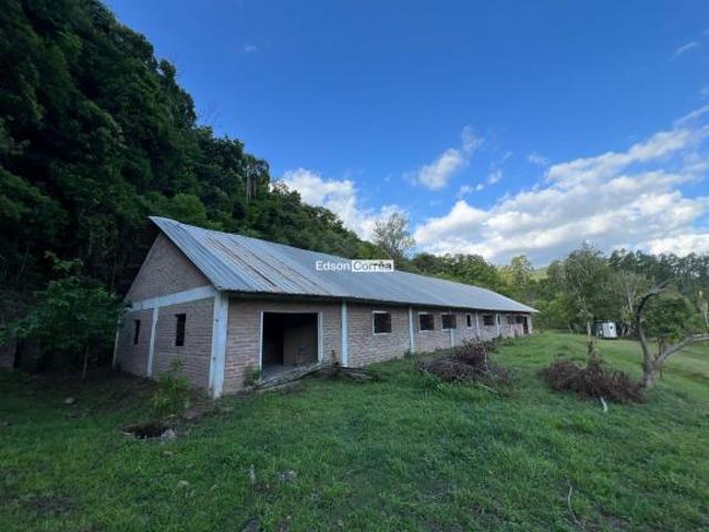 HARAS PRÓXIMO DA CIDADE DE GRAMADO COM 16 BAIAS